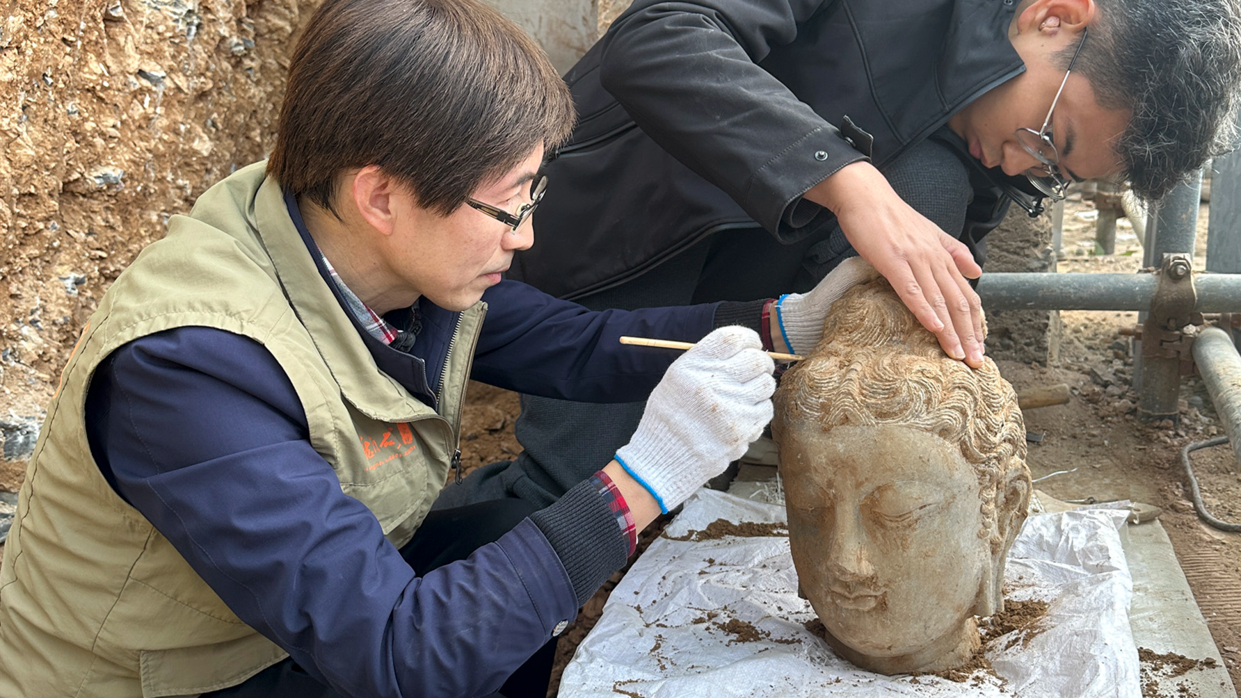 Relics tumble out of wall at Longmen Grottoes