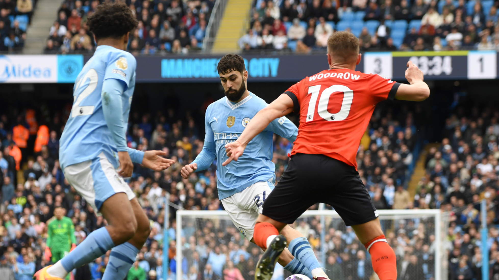 Man City back to top of Premier League, Man Utd held by Bournemouth