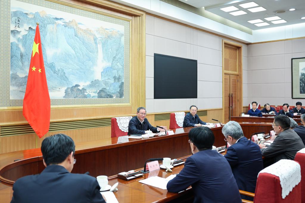 Chinese premier chairs State Council executive meeting
