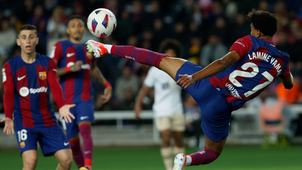 Lewandowski hat-trick leads Barca to 4-2 win over 10-man Valencia