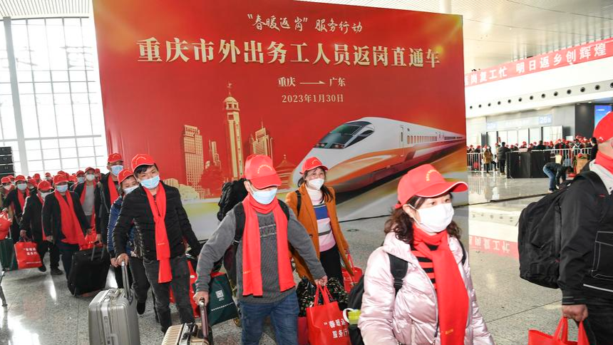 China's migrant workers earn higher incomes in 2023