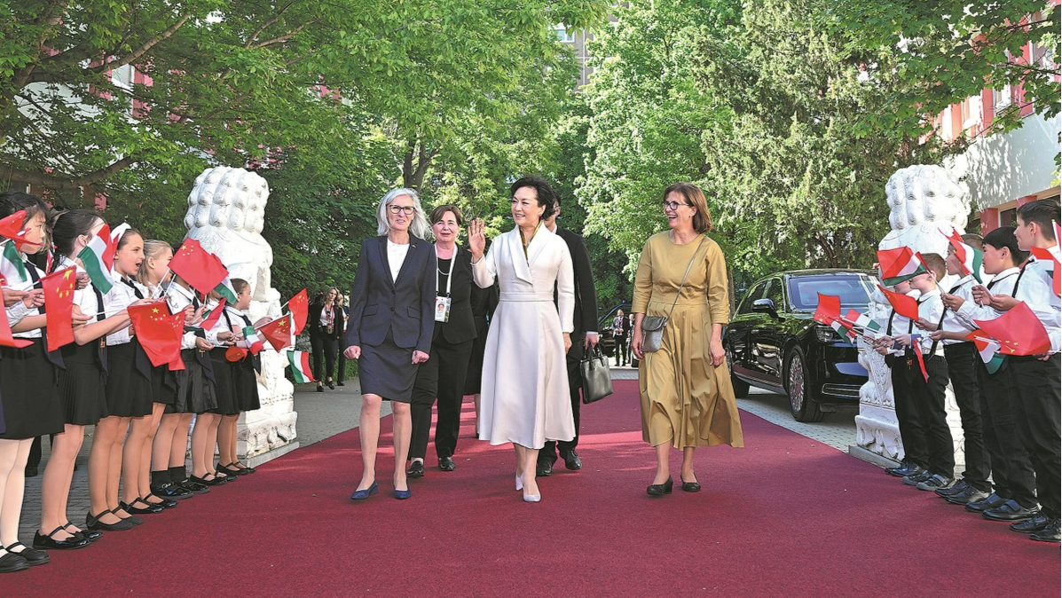 Peng calls for closer friendship between peoples