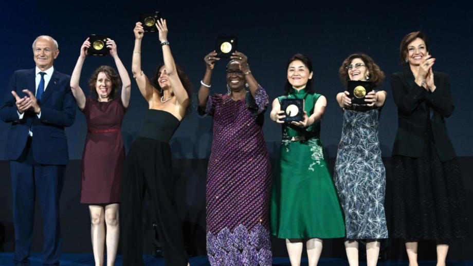 Female biologist wins top award