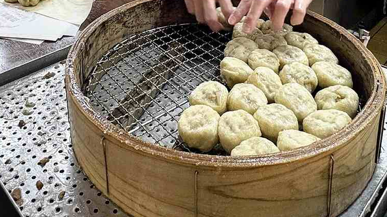 Age-old buns that sell like hotcakes