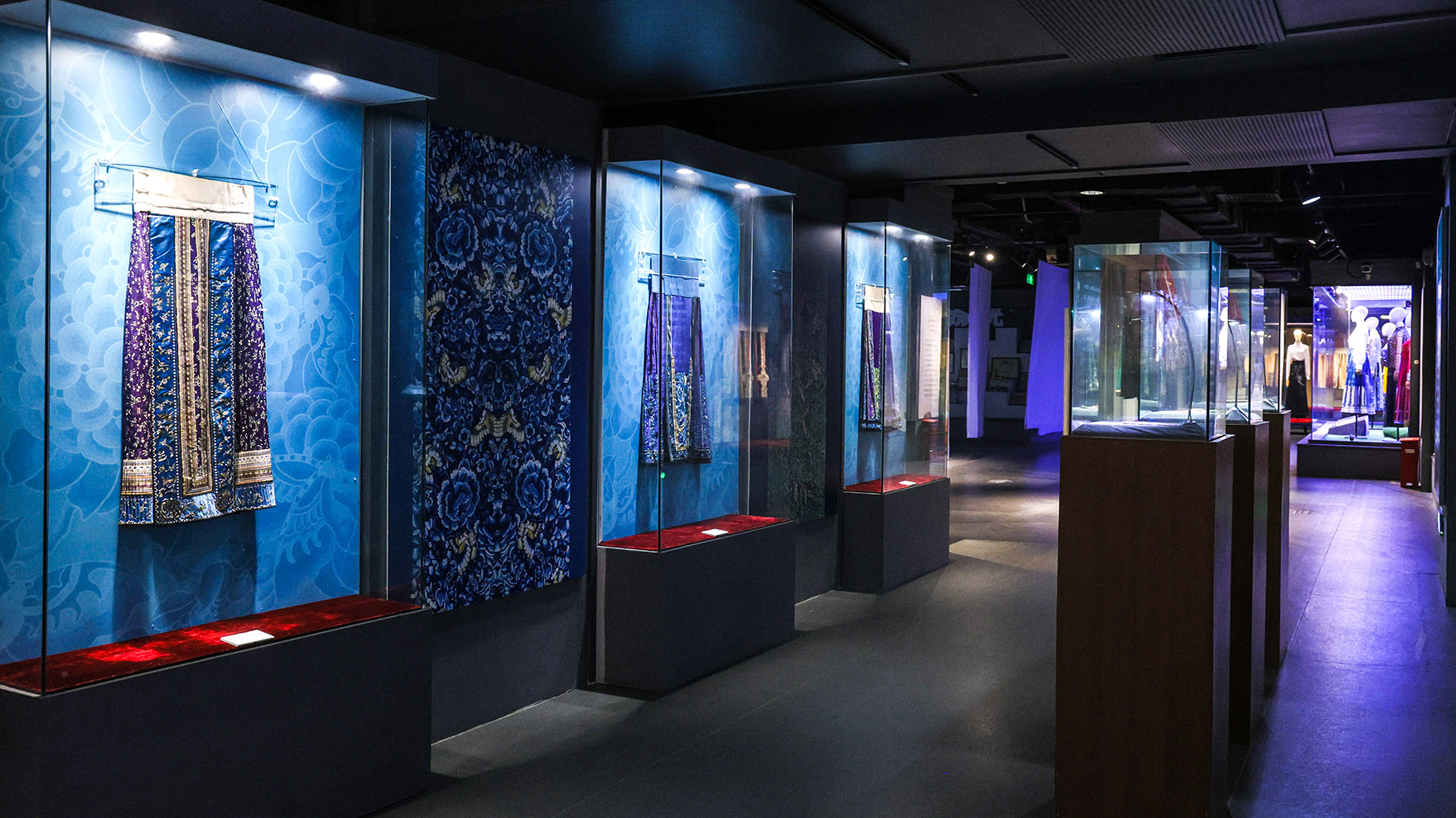 Traditional Chinese garment makes stylish comeback