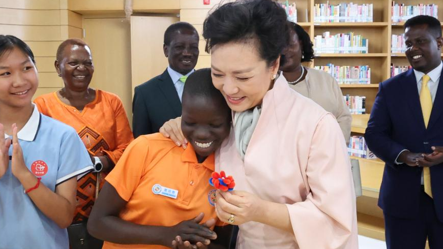 Peng Liyuan attends summer camp for Chinese, African children