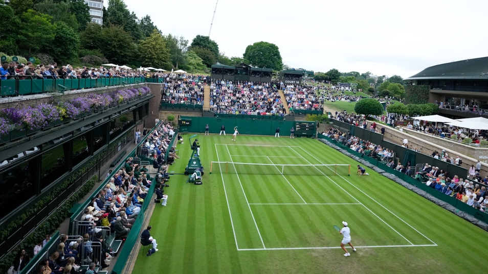 Court between different surfaces