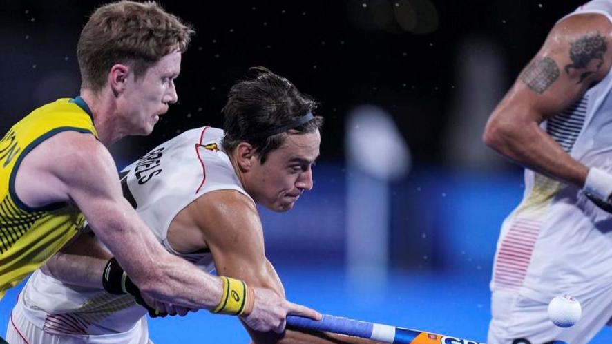 Aussie hockey player Dawson gives his finger for Olympic dream