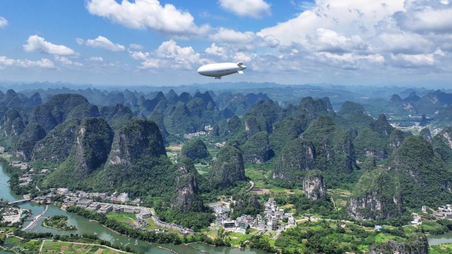 China's manned airship enables 'in the clouds' sightseeing