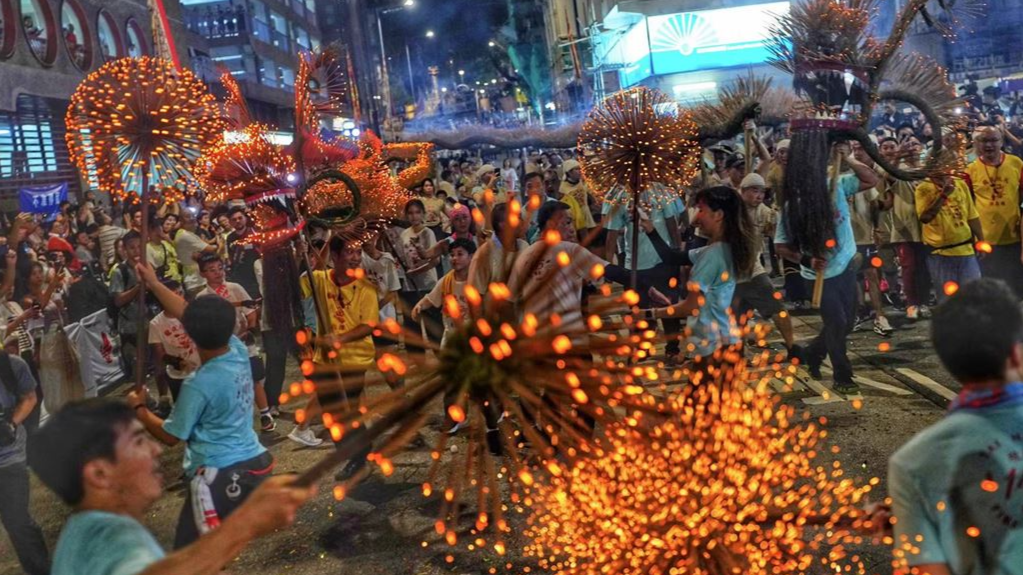 Dynamic dragon dance