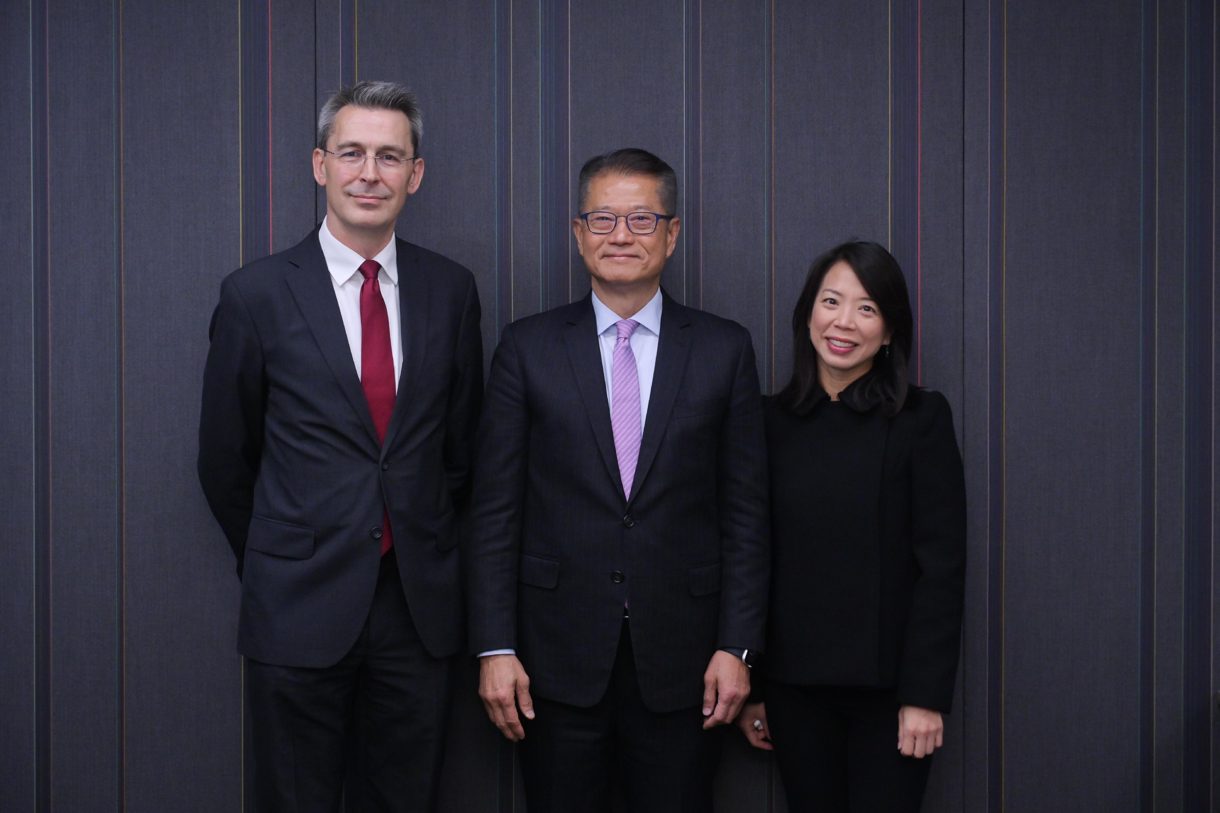 Chan stresses boosting cooperation with UK financial sector
