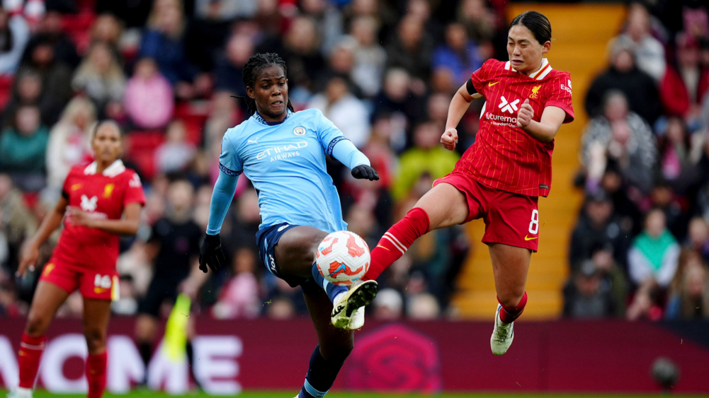 Shaw double sends Man City top of WSL with last-gasp win over Liverpool