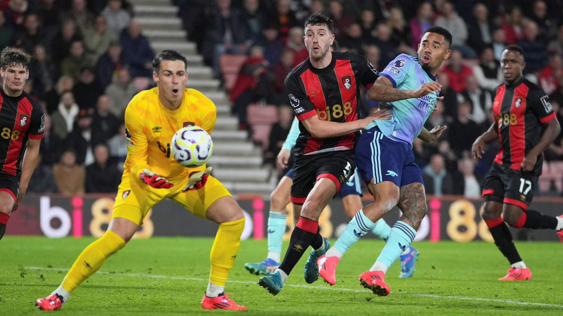 Arsenal unbeaten streak ends, ManU win for first time in a month