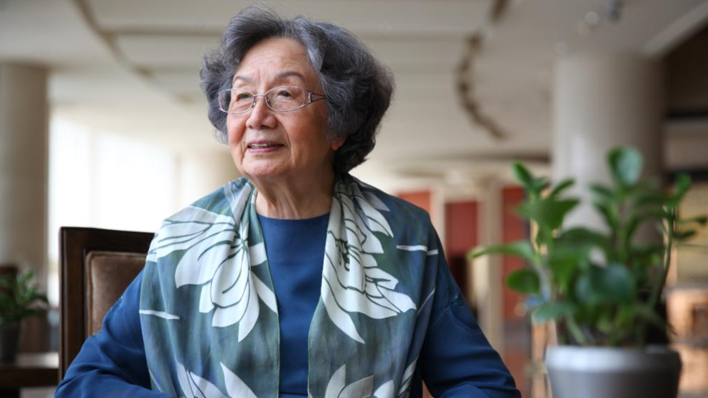 Doyenne of Chinese poetry dies at 100