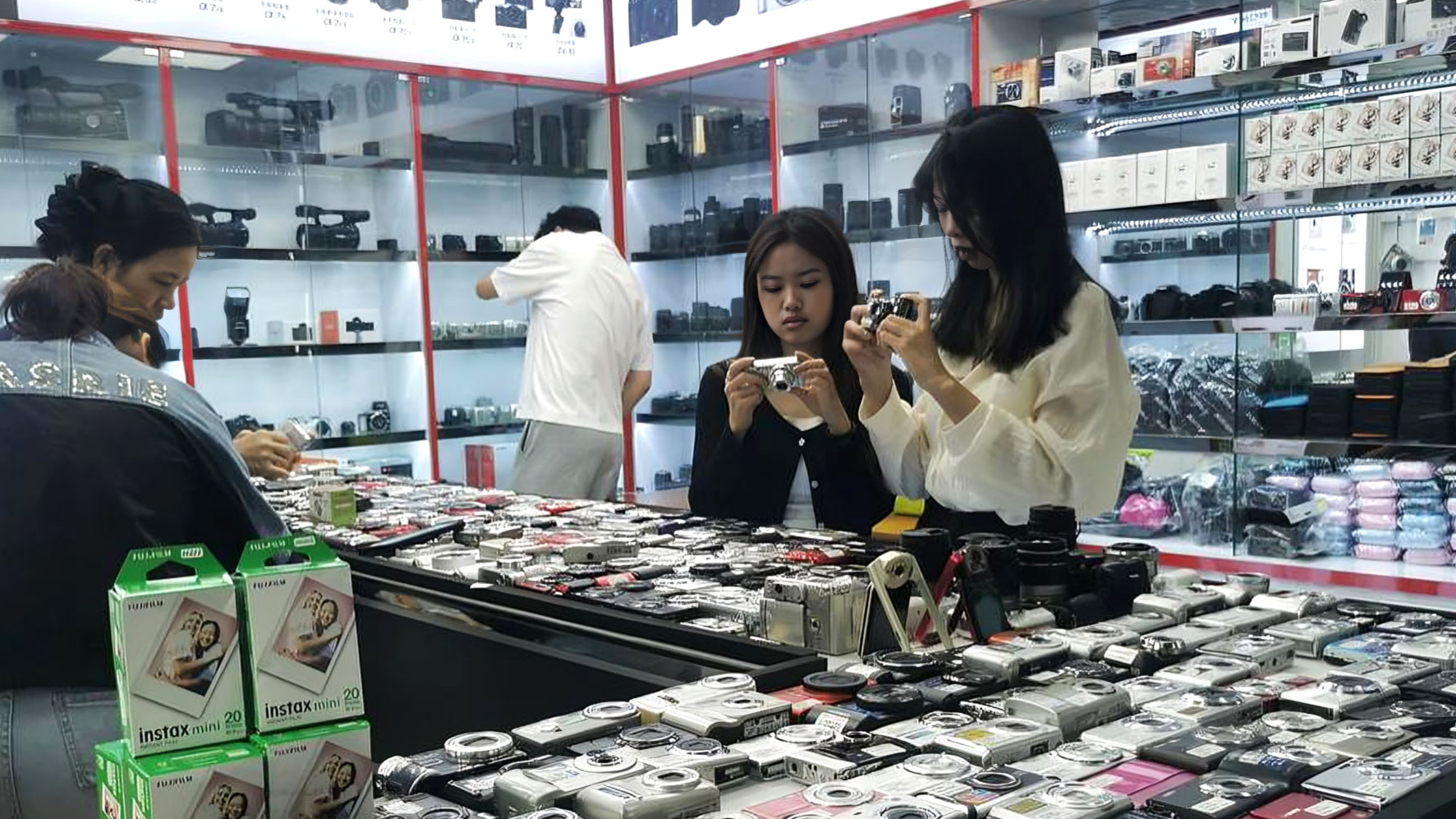 Young Chinese look to snapshot of the past for a perfect present