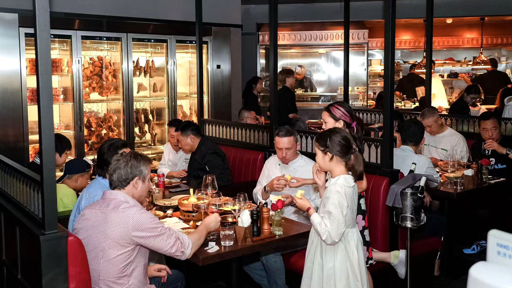 Intimate, busy bistros bite into China's restaurant industry