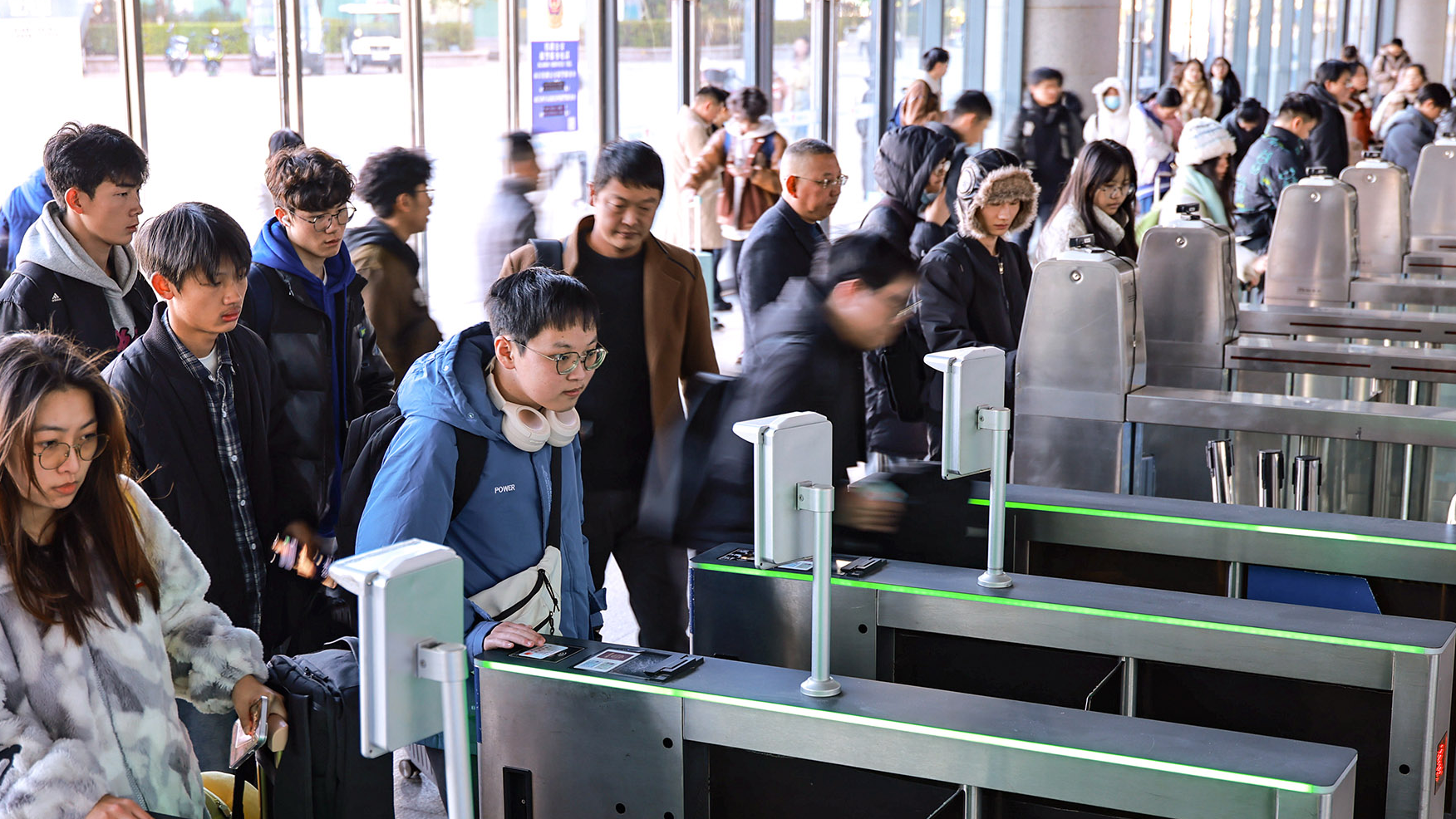 Improved high-speed rail makes Spring Festival travel more comfortable