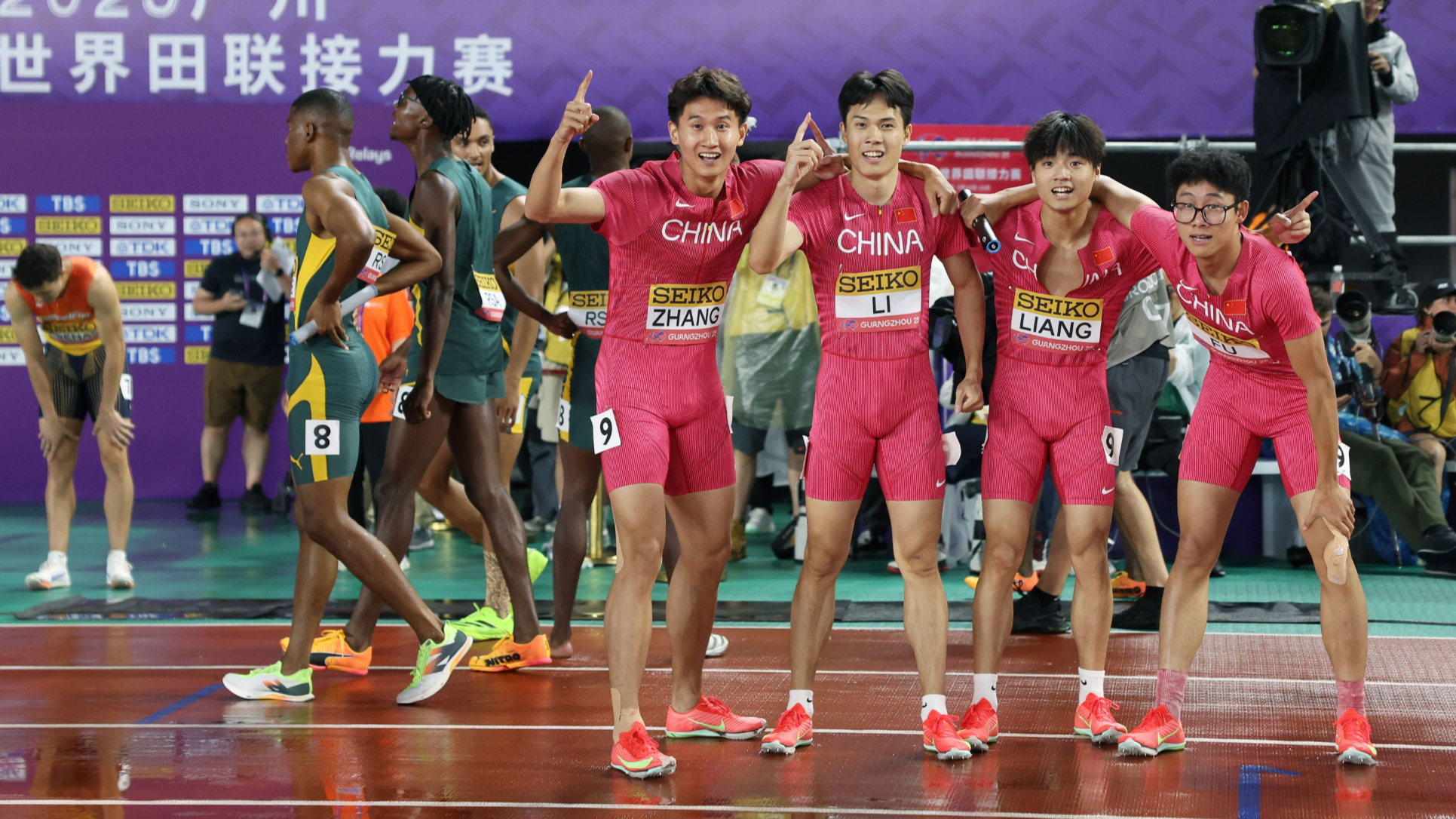 Chinese men's 4x400m team breaks national record at World Athletics Relays