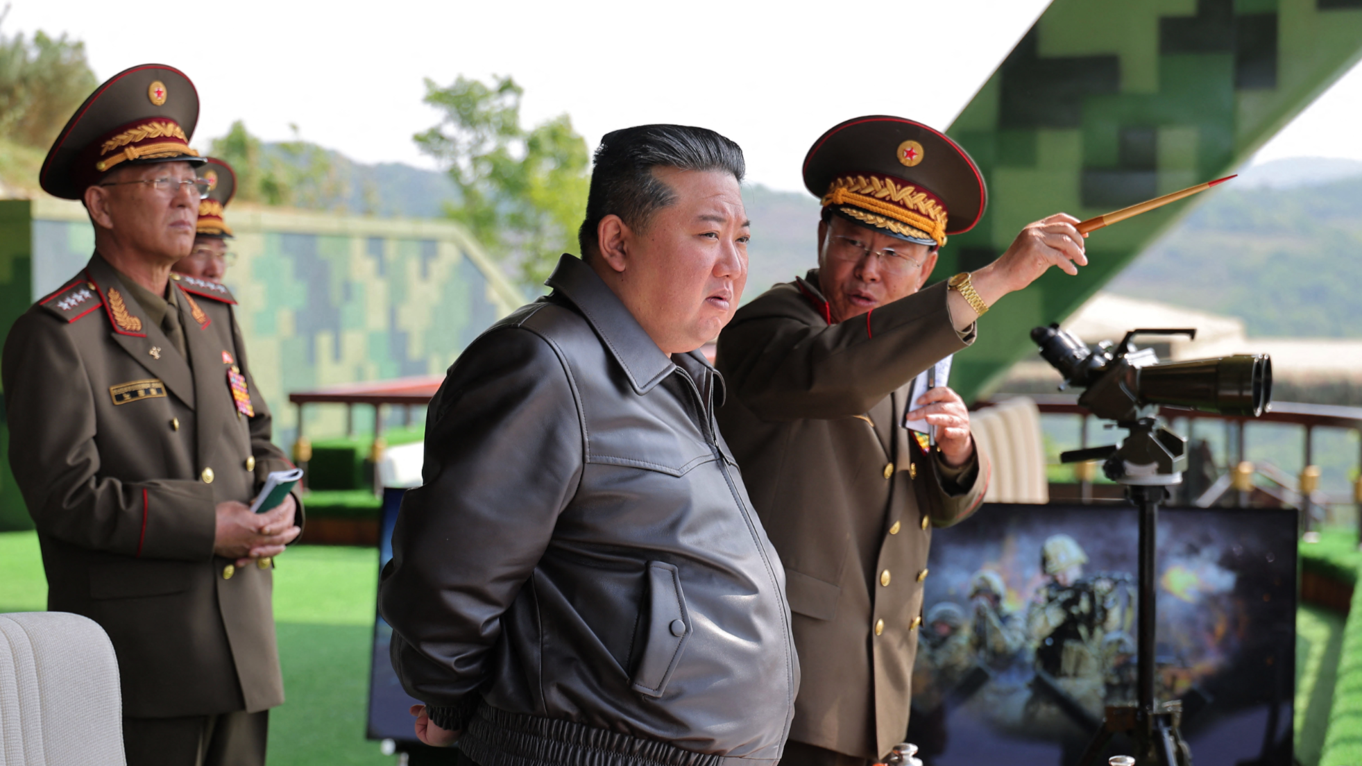 DPRK top leader inspects combined tactical drill of different arms