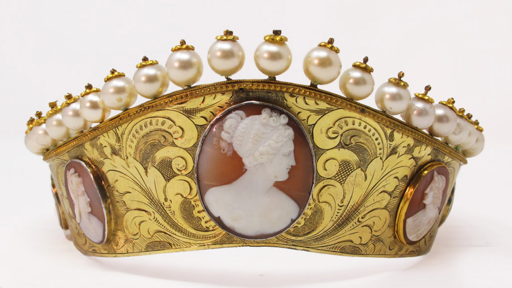 Exhibition puts stage jewelry in the spotlight