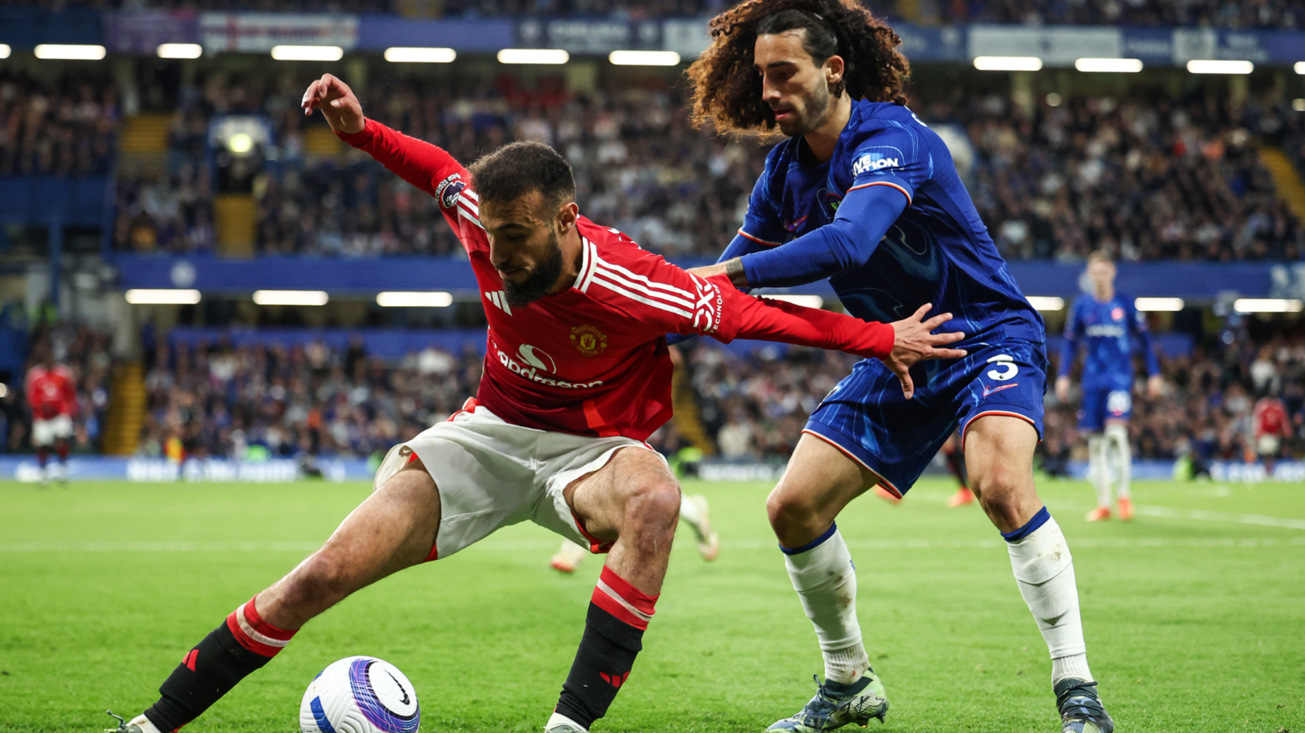 Chelsea beat Manchester United to stay on course for Champions League