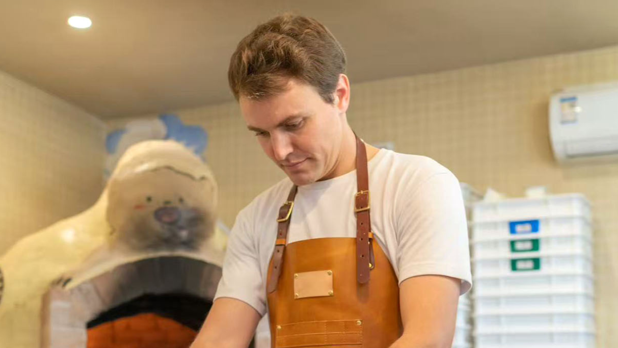 Foreigners shun bright city lights for rural charms