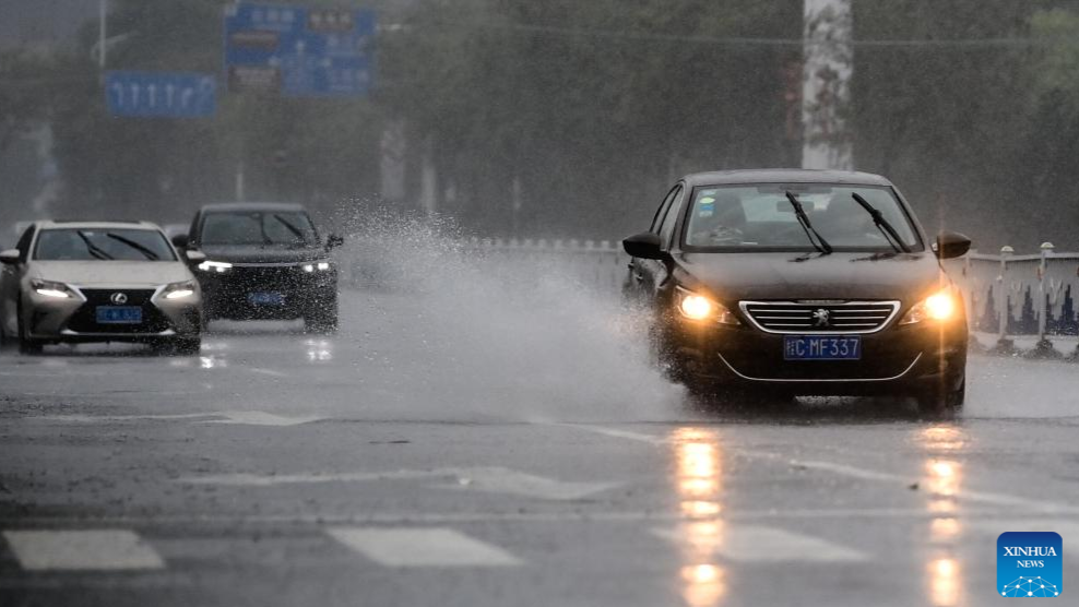 China renews alerts for rainstorms, high temperature