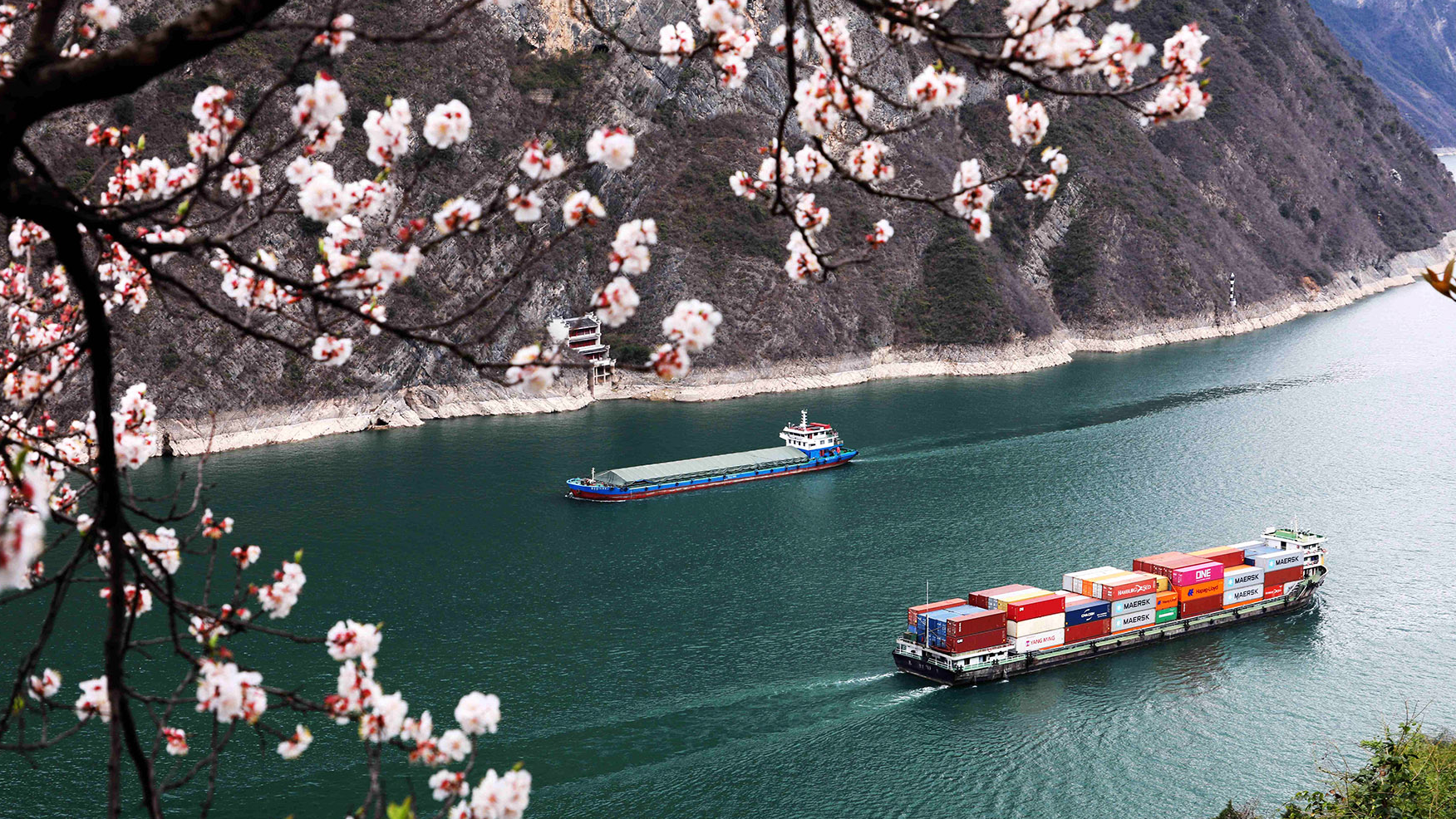 River cleaners keep Yangtze waters clear