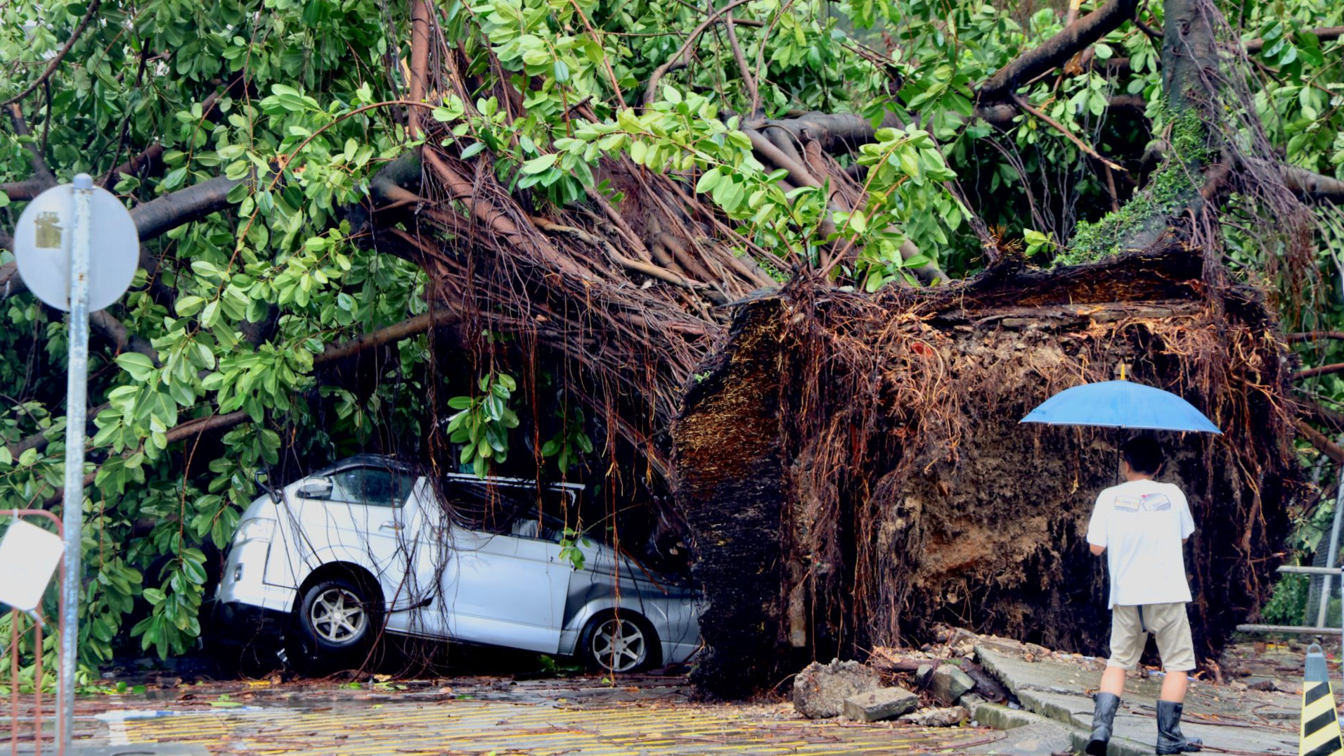 HKO hoists T3 as Typhoon Wipha moves further away