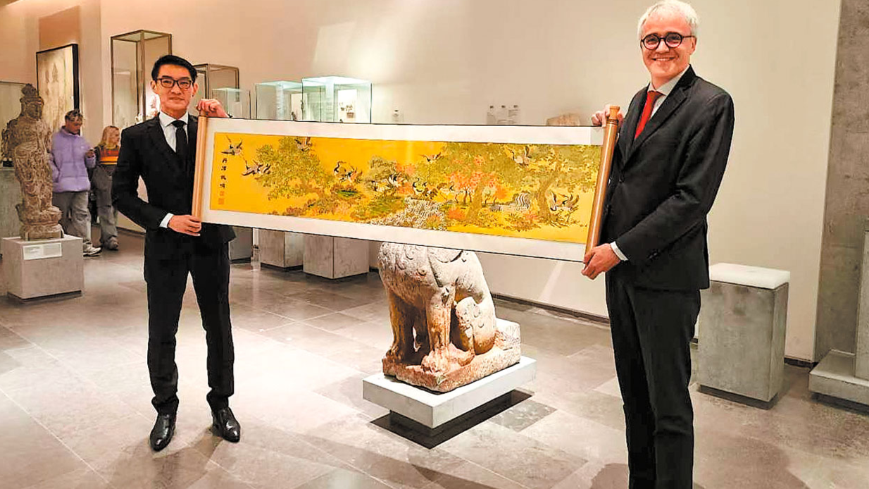 Nanjing curator turns brocade into a business