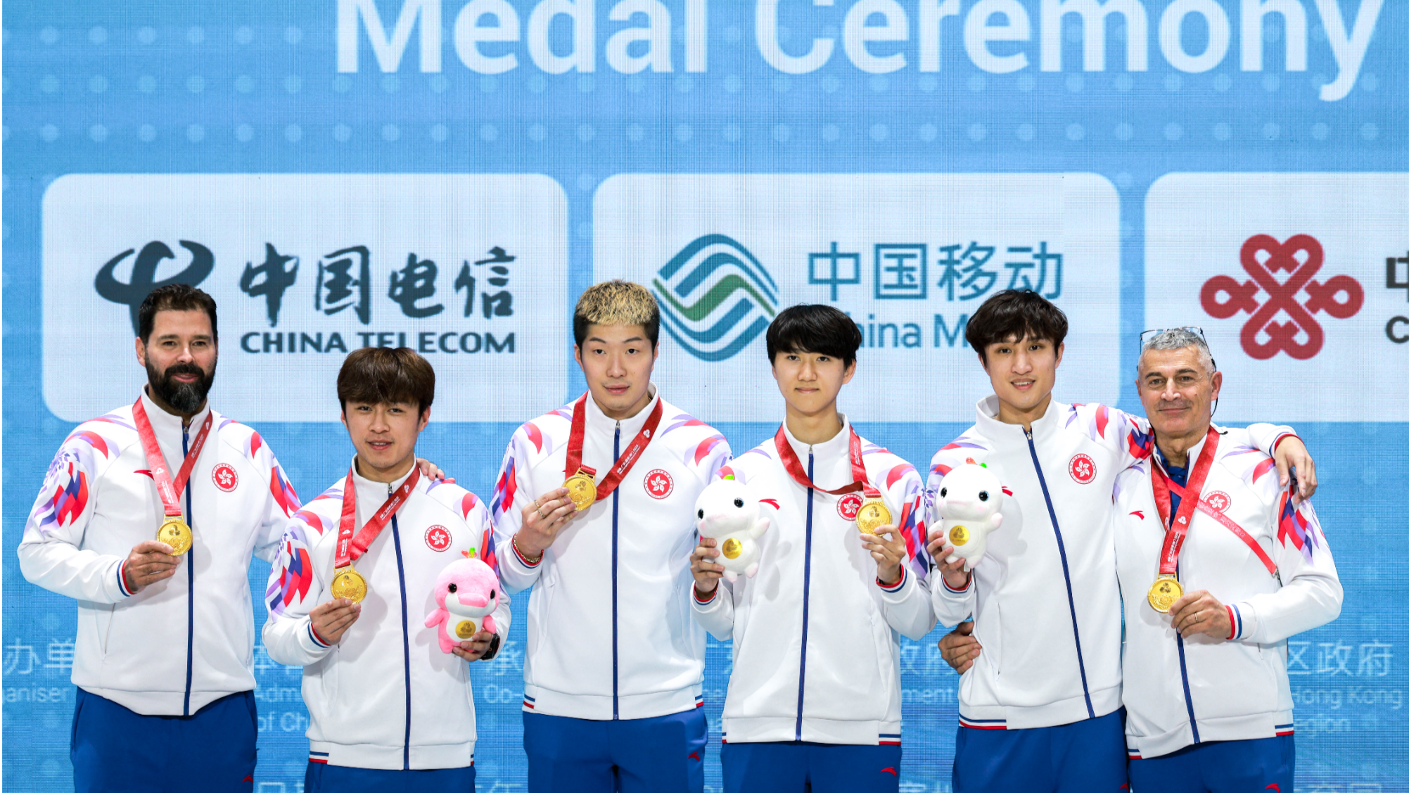 Official congratulates men's fencing team for its gold medal