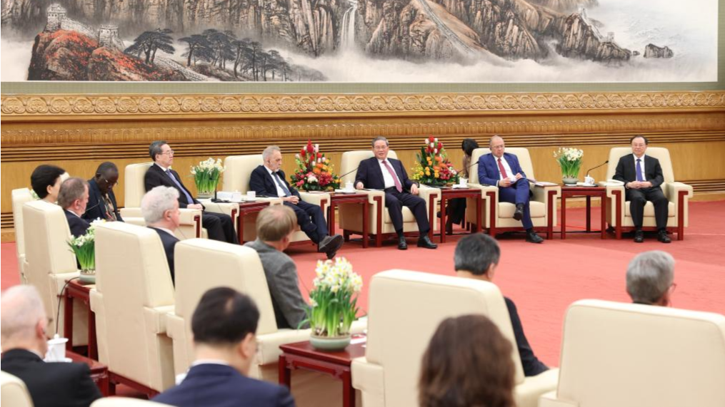 Chinese premier hosts symposium for foreign experts in China